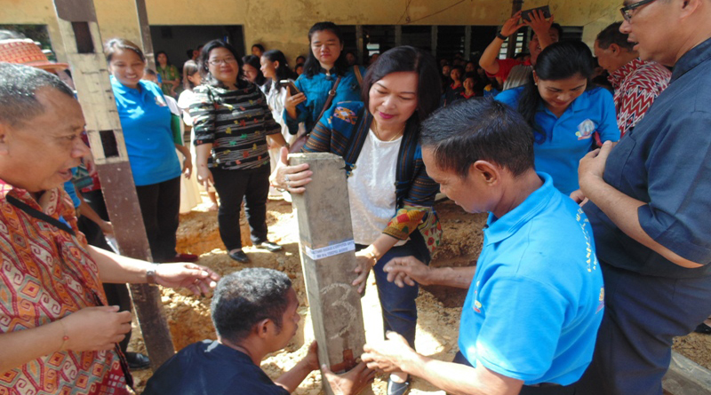 Sekda Sintang Tancapkan Tiang Pertama Bangun Gereja Baru di Ambalau ...