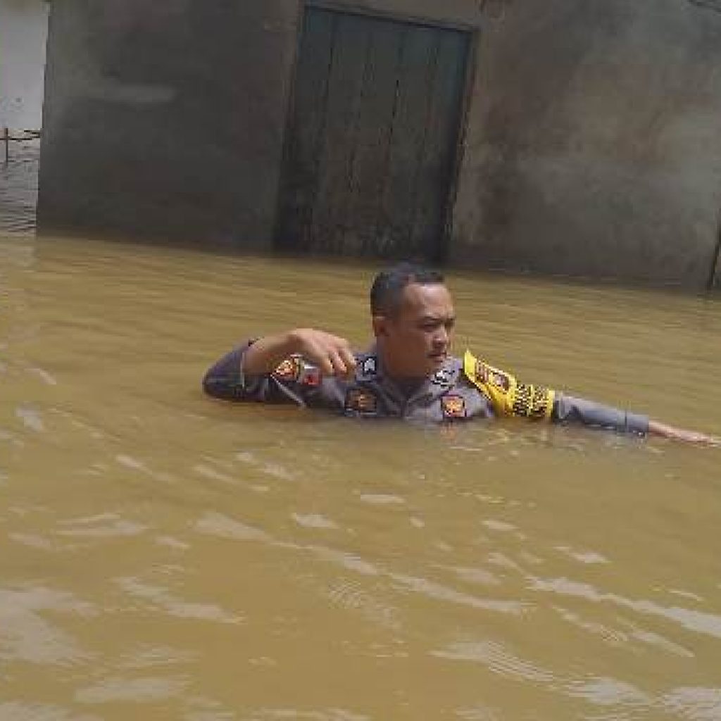 Bhabinkamtibmas Polsek Nanga Pinoh Cek Banjir Di Desa Labai Mandiri